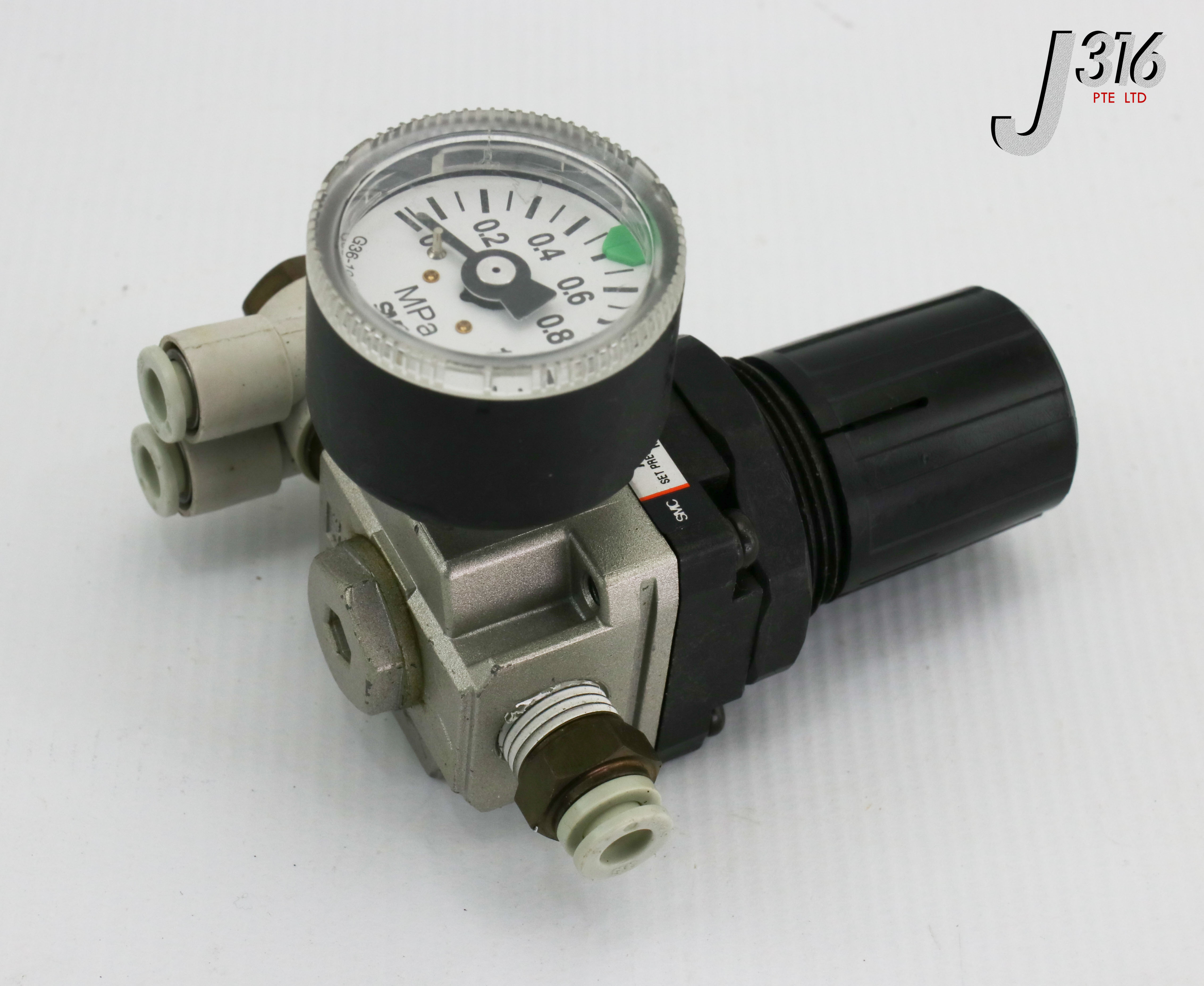 20640 SMC AIR REGULATOR W/ GAUGE AR2000-02G – J316Gallery