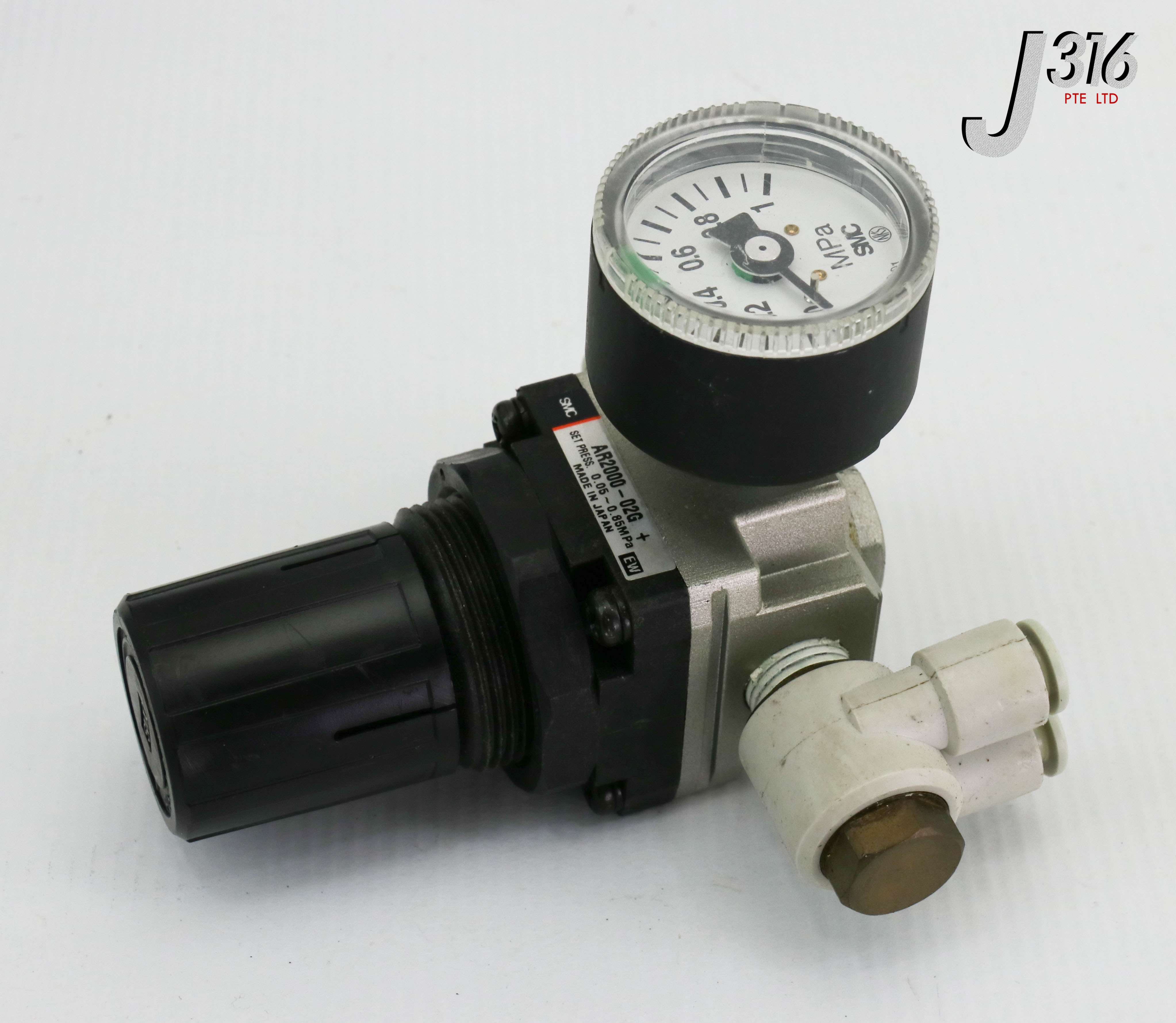 20640 SMC AIR REGULATOR W/ GAUGE AR2000-02G – J316Gallery