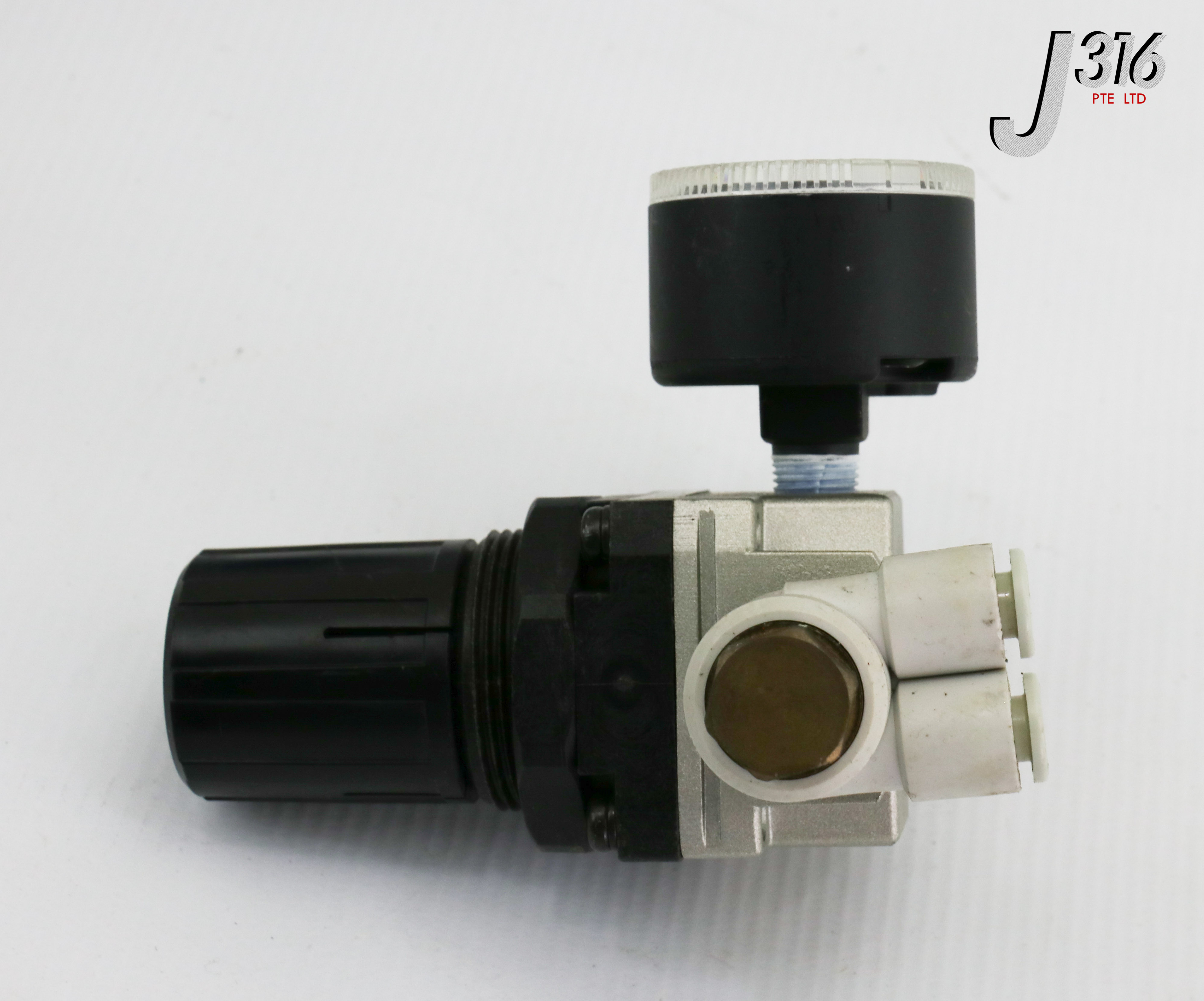 20640 SMC AIR REGULATOR W/ GAUGE AR2000-02G – J316Gallery